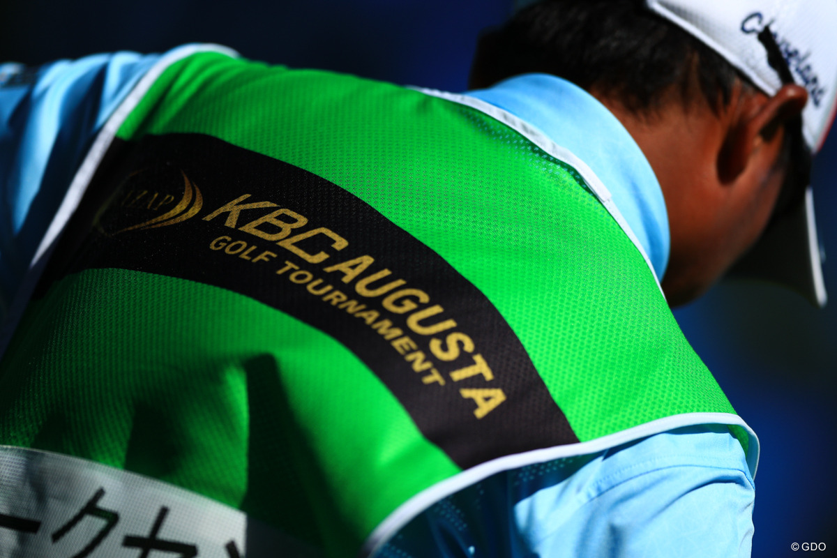2018年 RIZAP KBCオーガスタゴルフトーナメント 2日目 キャディ｜GDO ゴルフダイジェスト・オンライン