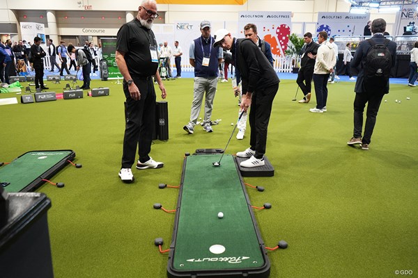画像詳細 2025年 PGAショー エアブレイク 傾斜を自在に作れるパターマット／PGA SHOWで見つけた“なんじゃこりゃ”その1｜GDO ゴルフダイジェスト・オンライン