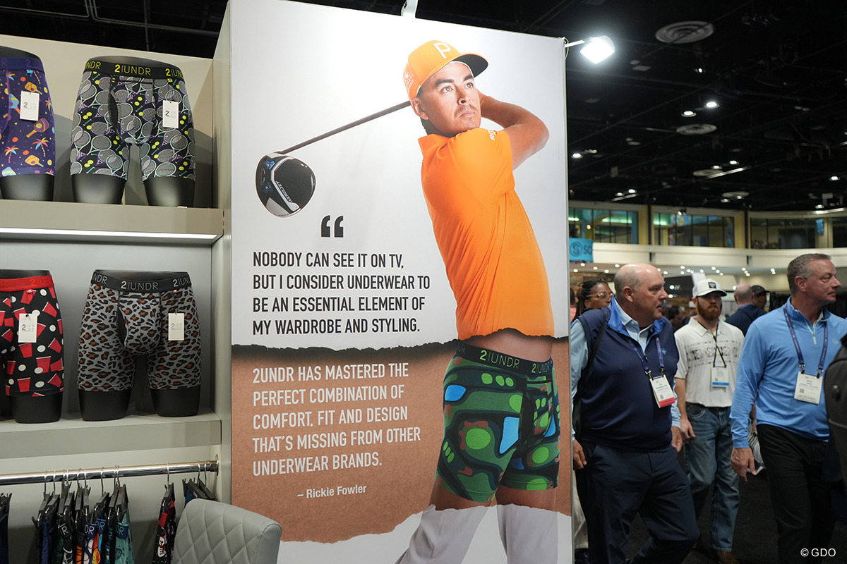 「2 UNDER」を履くとストレートボールに！？／PGA SHOWで見つけた“なんじゃこりゃ”その4 【PGAツアー 米国男子】 ｜GDO ゴルフダイジェスト・オンライン