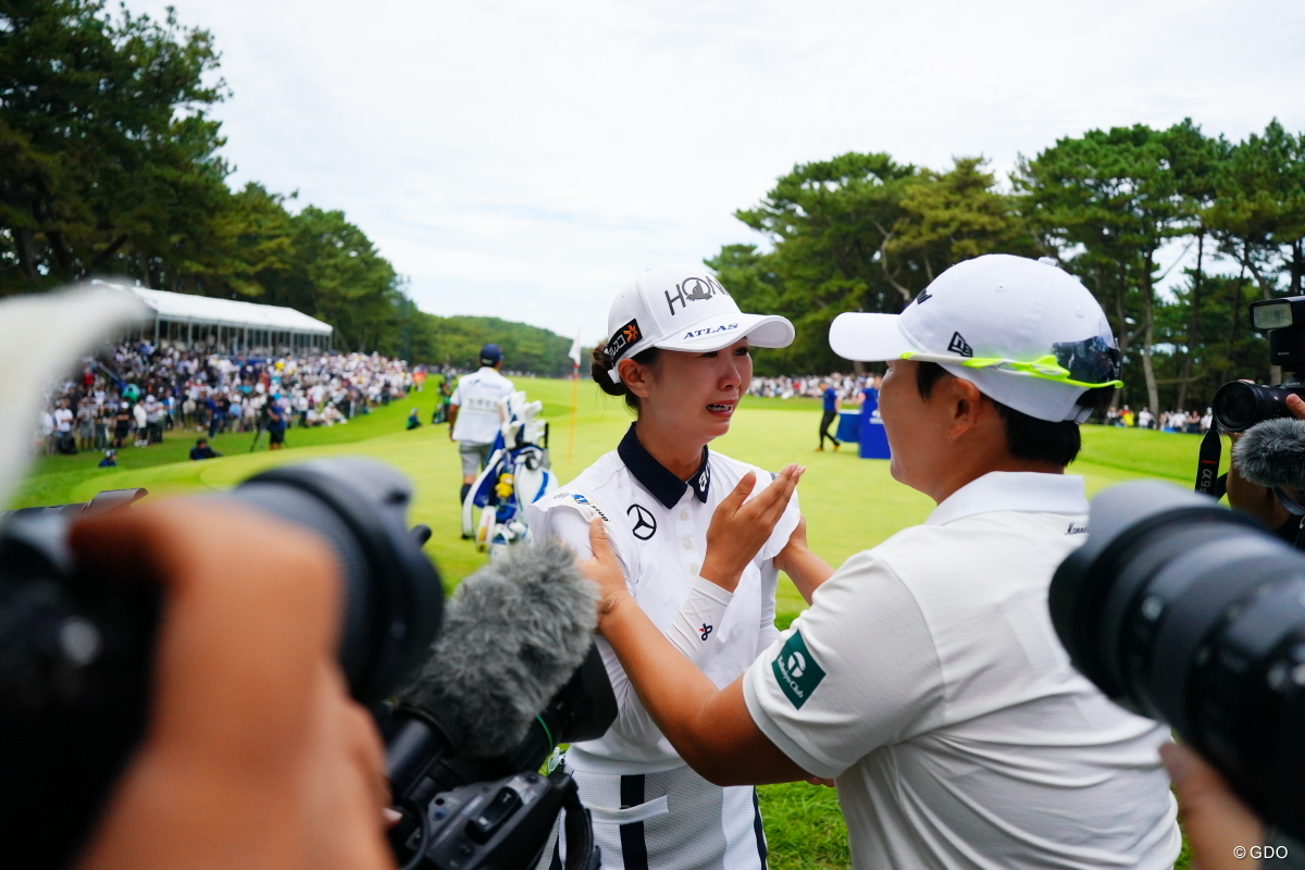 画像詳細 2025年 ソニー日本女子プロゴルフ選手権大会 最終日 申ジエ 金澤志奈 「壁を乗り越えた」 初Vの金澤志奈と申ジエの師弟関係 【2025年 ソニー日本女子プロ選手権】｜GDO ...