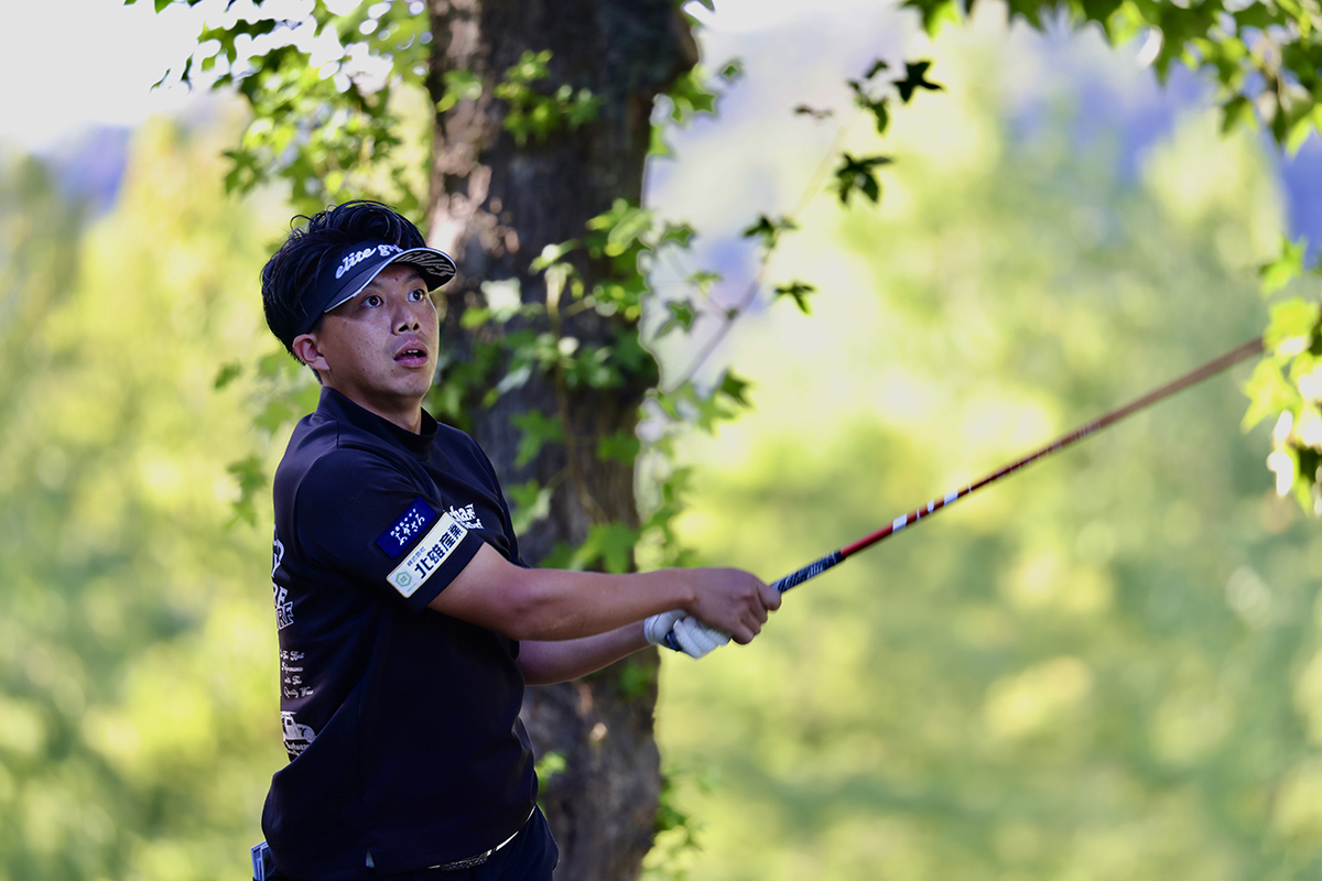 28歳の百目鬼光紀が下部初優勝へ首位 発多ヤマトら1打差 【国内男子ツアー JGTO】 ｜GDO ゴルフダイジェスト・オンライン
