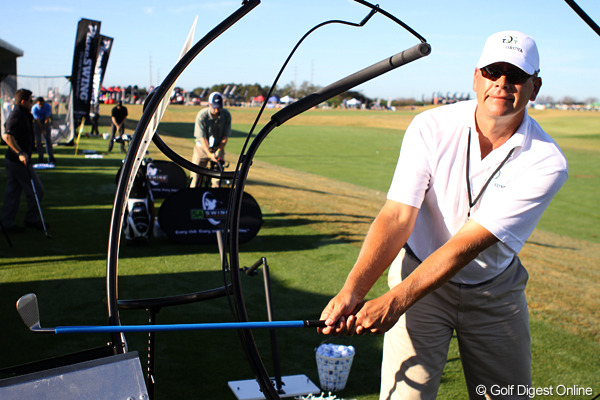 画像詳細 2012年 PGAショー デモDay スイング矯正マシン PGAショーレポート／デモDay（5）その他グッズ｜GDO ゴルフダイジェスト・オンライン